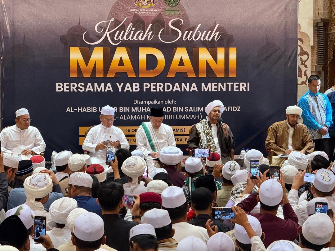 PM HADIR KULIAH SUBUH MADANI, SERAH NASKHAH MUSHAF TARIM KEPADA AL ...